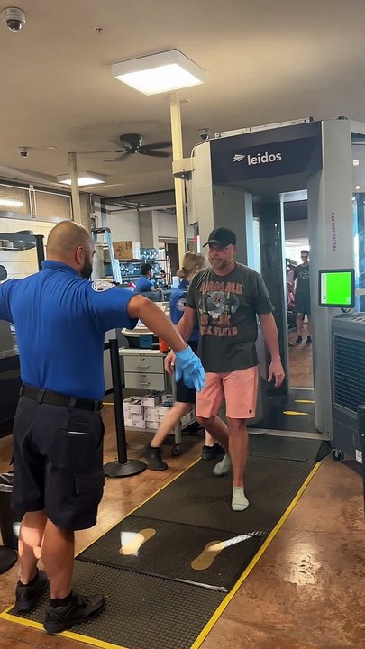TSA Agent Makes Man Do the Robot - video Dailymotion