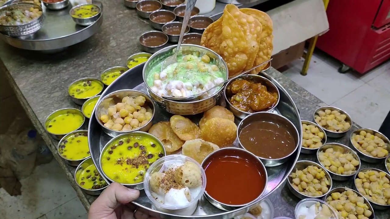 Dhoraji Famous Indian Chatkhara Thali | Karachi Street Food - video ...