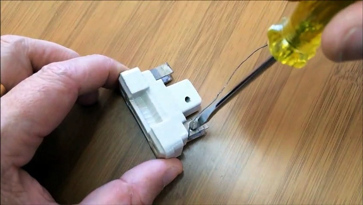 How to Rewire an Australian Ceramic Style Fuse - video Dailymotion