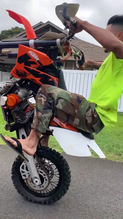 Wheelie Fail Sends Ten Past Twelve - video Dailymotion