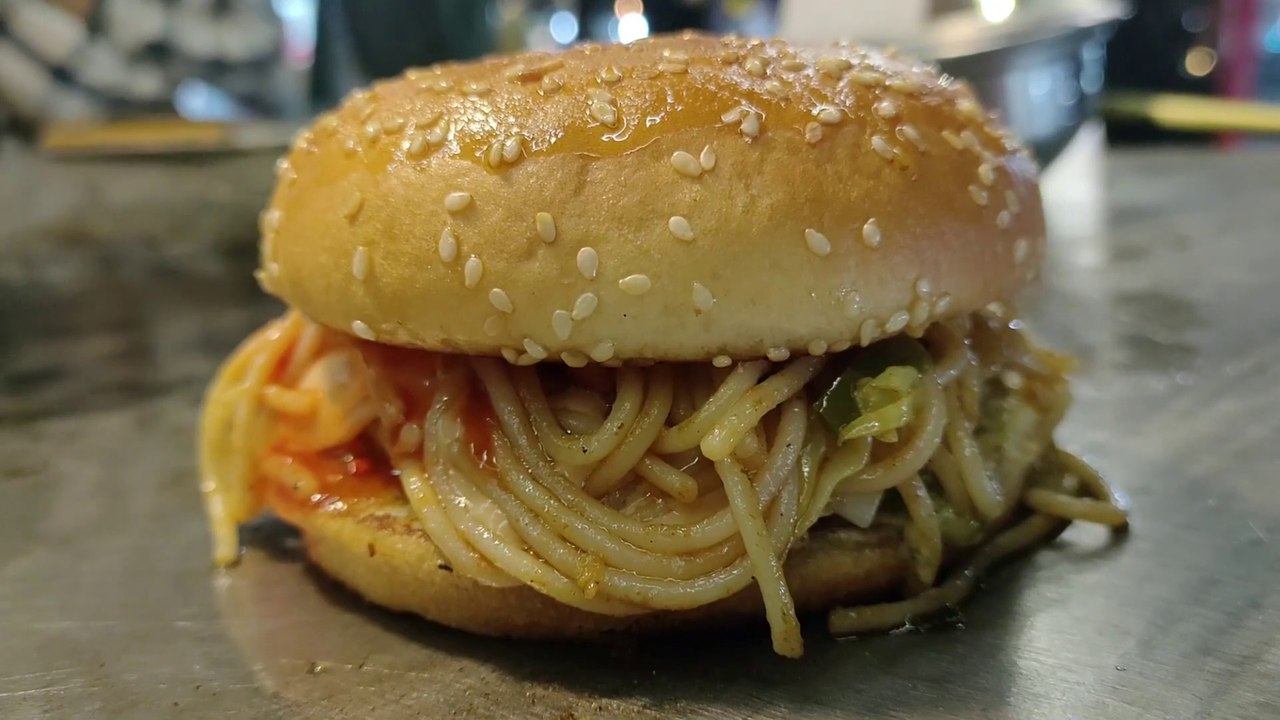 Famous Chicken Chowmein Burger In Karachi Pakistan | Chowmein Noodle Burger | Pakistani Street ...