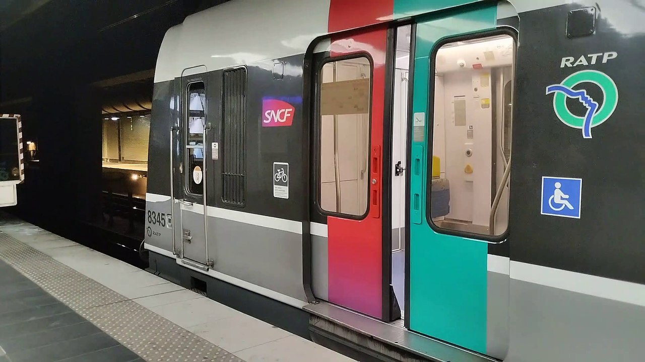 départ d'un UM2 MI79 et MI84 livrée IDFM et STIF RATP à Chatelet les ...