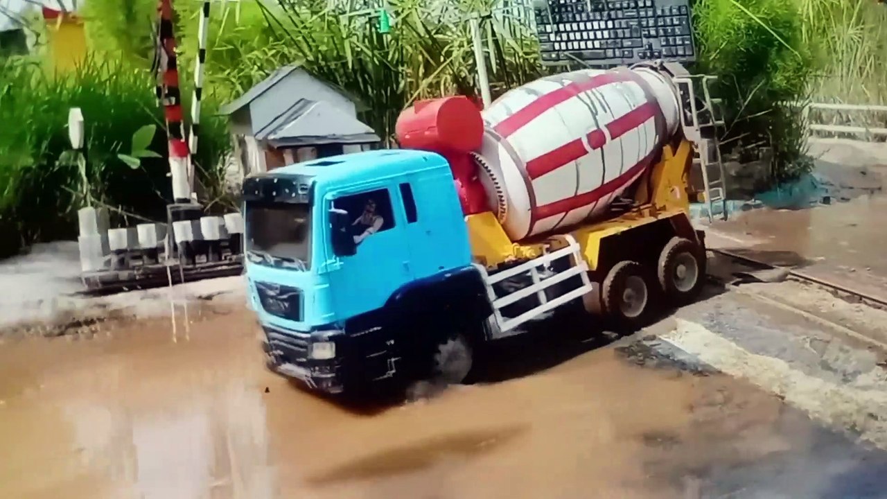 Truk molen cor jalan & mobil truk melewati jalan offroad - Video ...