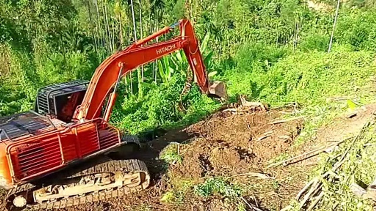 Hitachi 210 MF Excavator Expertise Working in Mountain Plantations ...