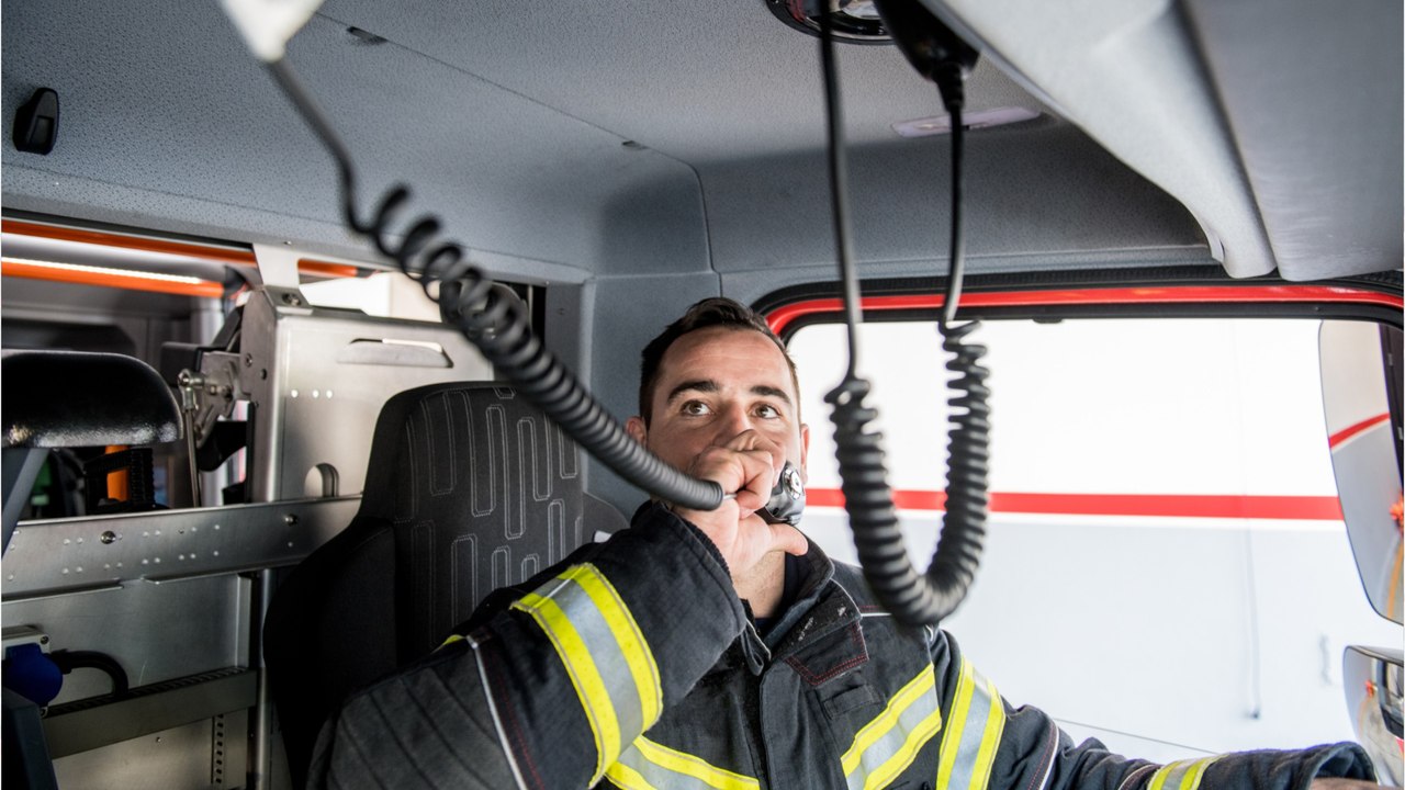 Warning issued as emergency phone line 999 not connecting, here's who ...