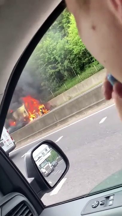 Explosion From M25 Lorry Fire - video Dailymotion