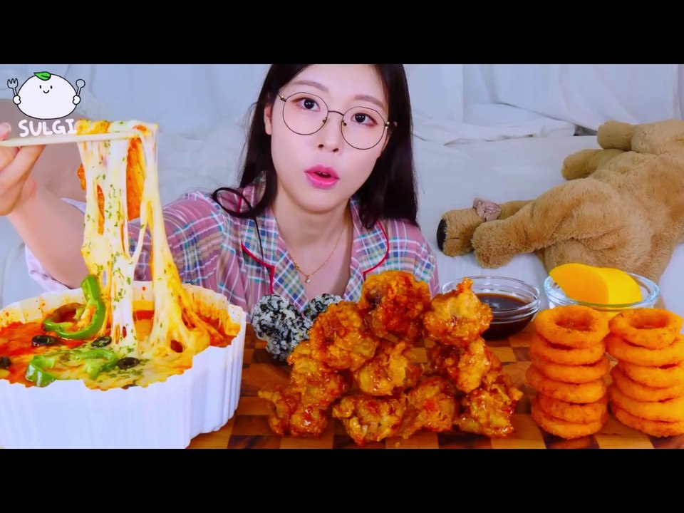 ASMR MUKBANG Spicy Tteokbokki pizza, Honey Combo Chicken, Onion rings, Rice balls. - video ...