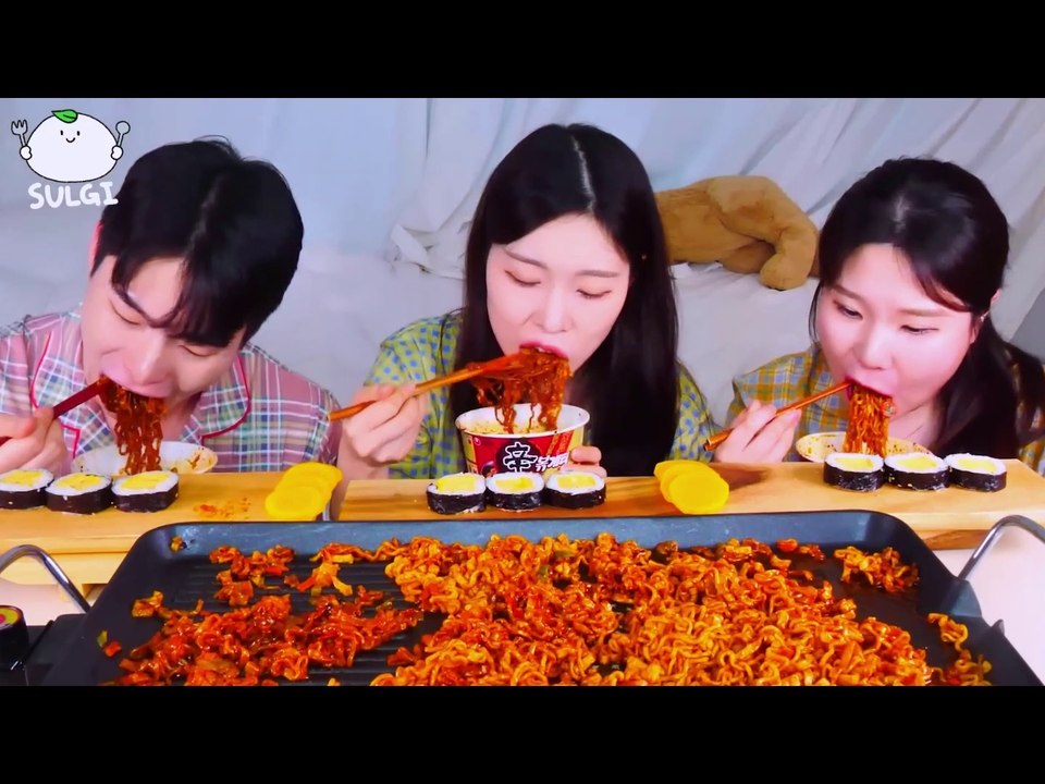 ASMR MUKBANG THE SPICIEST NOODLES CHALLENGE with Family (Fire noodles, Ghost pepper, FIRE DEVIL ...
