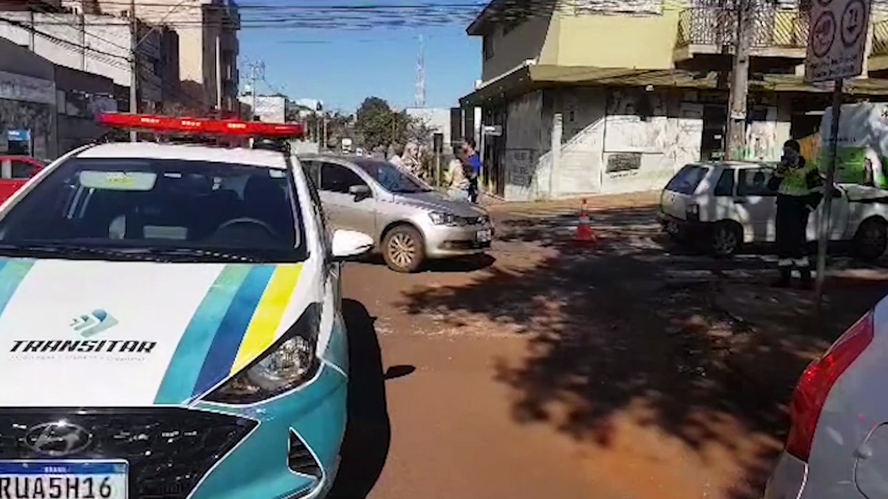 Carros se envolvem em forte colisão no cruzamento das Ruas São Paulo e ...