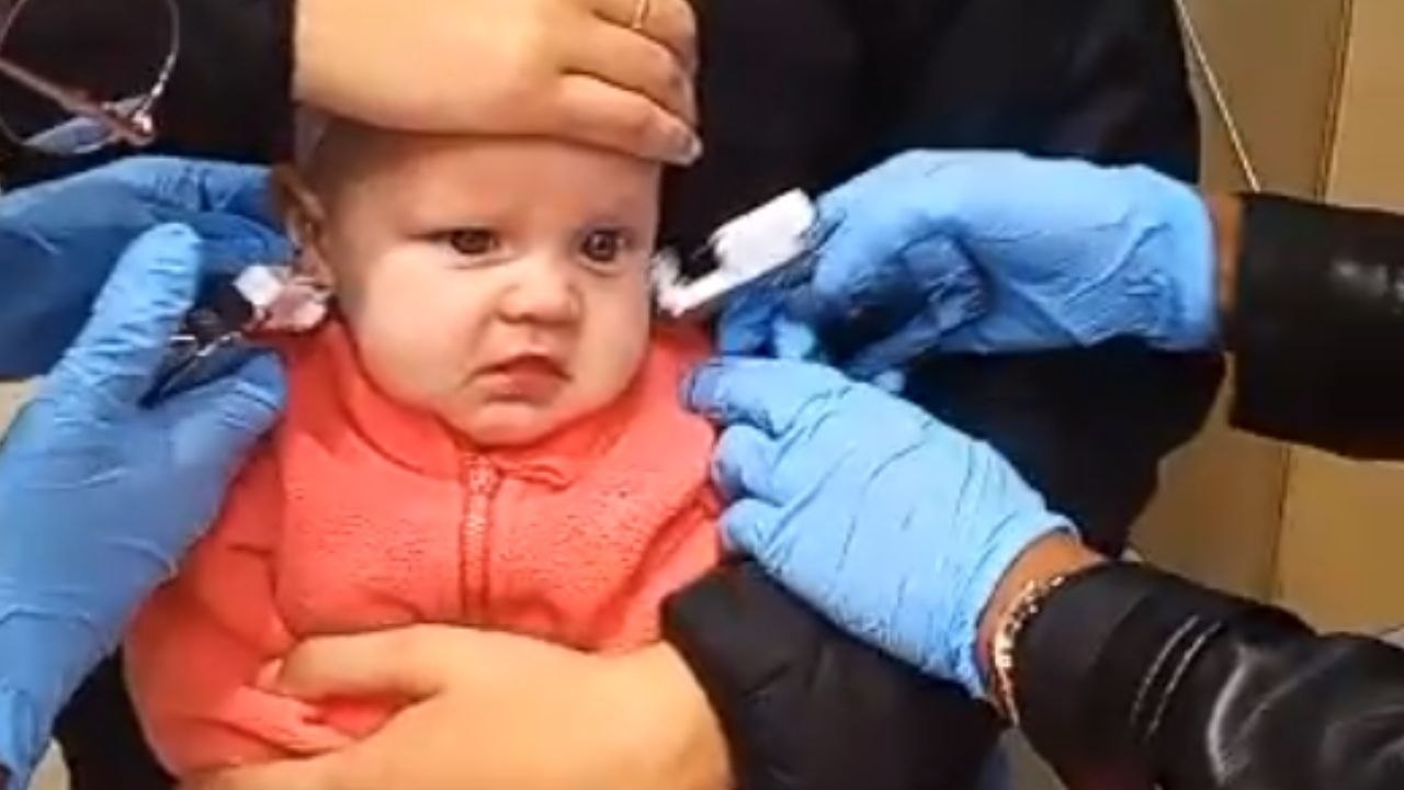 Cute Baby girl cries while getting her ear piercings - video Dailymotion