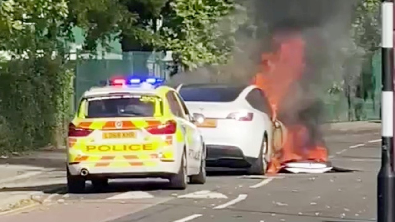 Flaming Tesla car that "self-combusted" on residential street - video ...