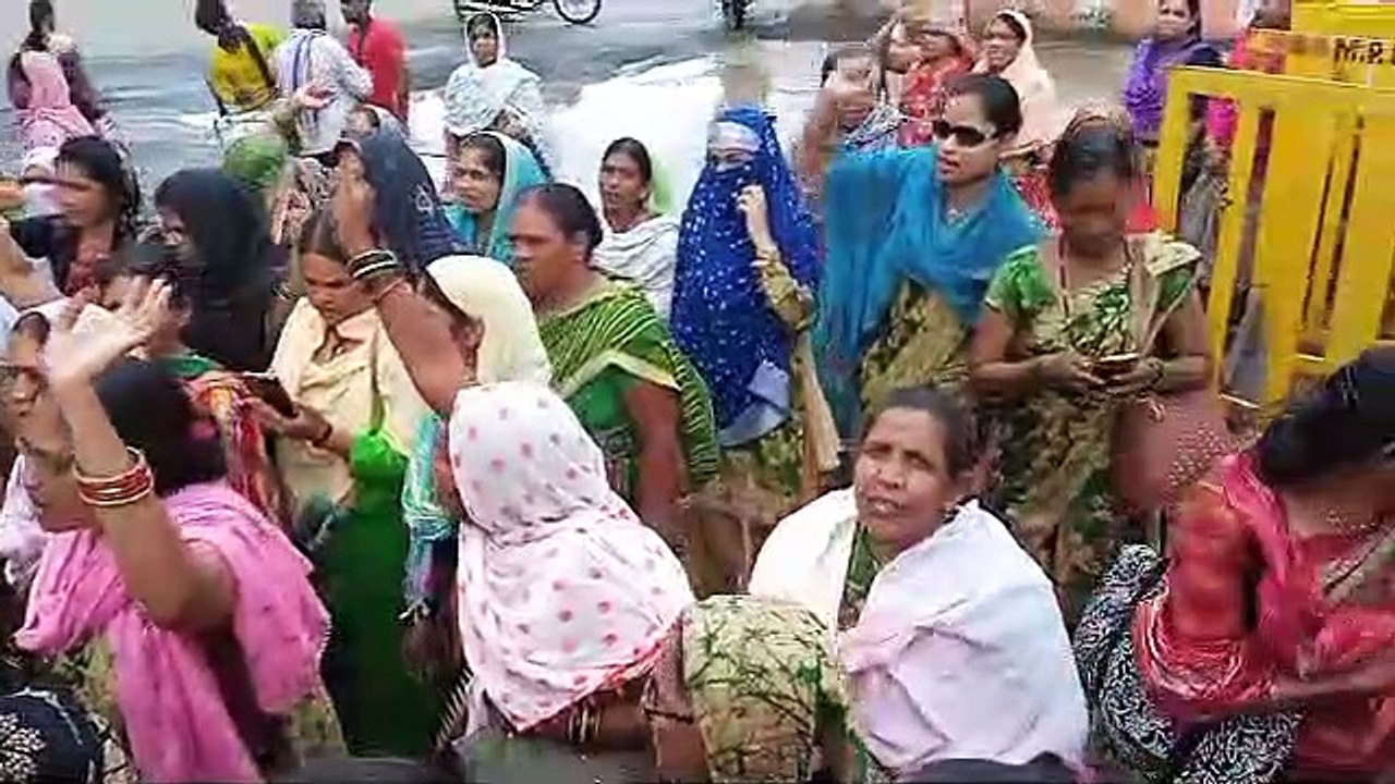 Anganwadi assistants roared, took out a rally and demonstrated - video ...