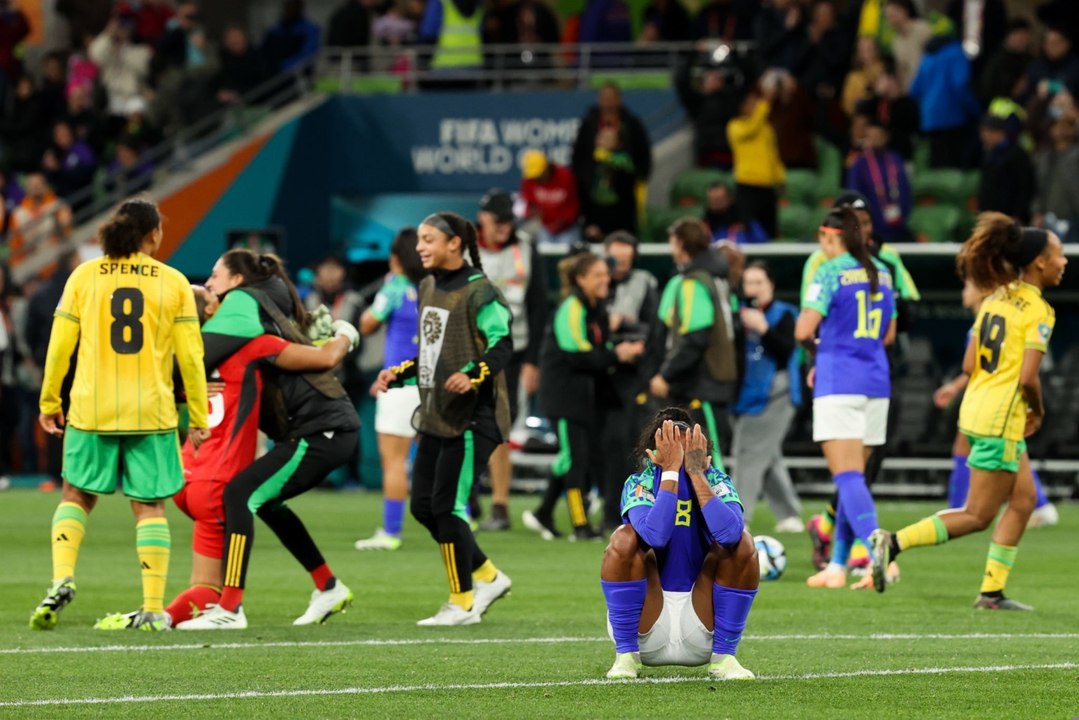 Panama hero Cox thought of mum after scoring historic goal - video ...