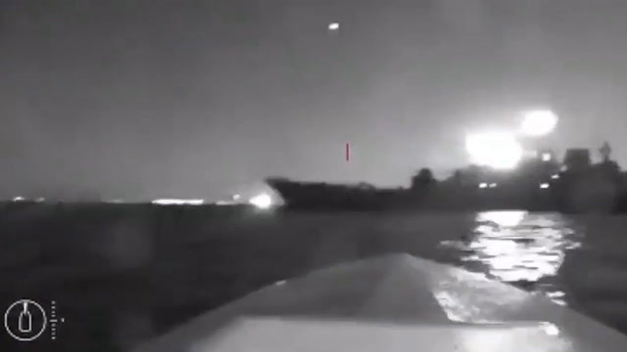 Drone Ramming Into Russian Warship - video Dailymotion