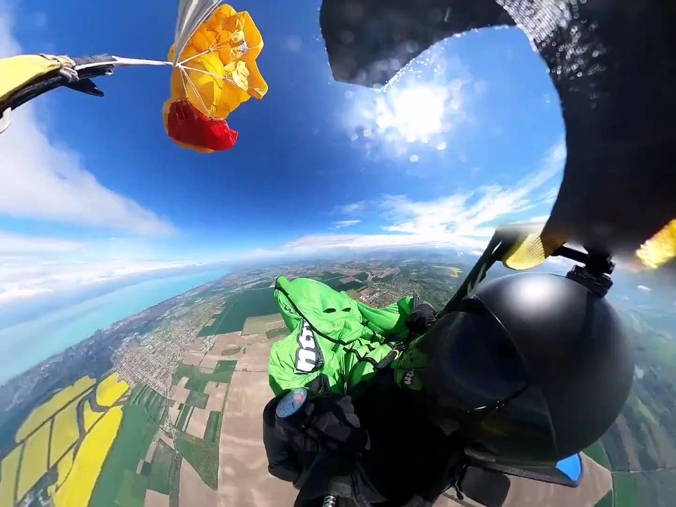 Backup Parachute Saves Wingsuit Pilot's Life - video Dailymotion