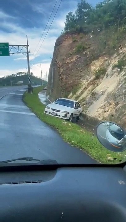 Disoriented Driver Zig Zags Off Road - video Dailymotion