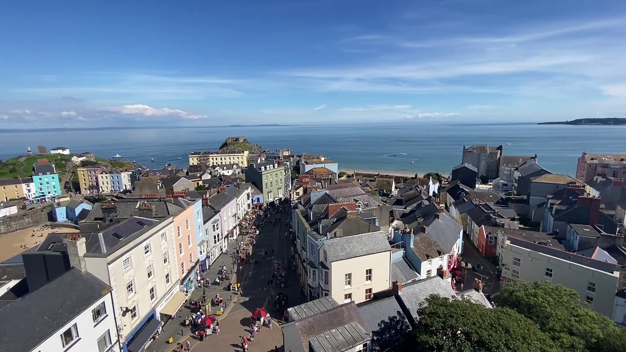 Bird's-eye view of Tenby on a sunny day - video Dailymotion