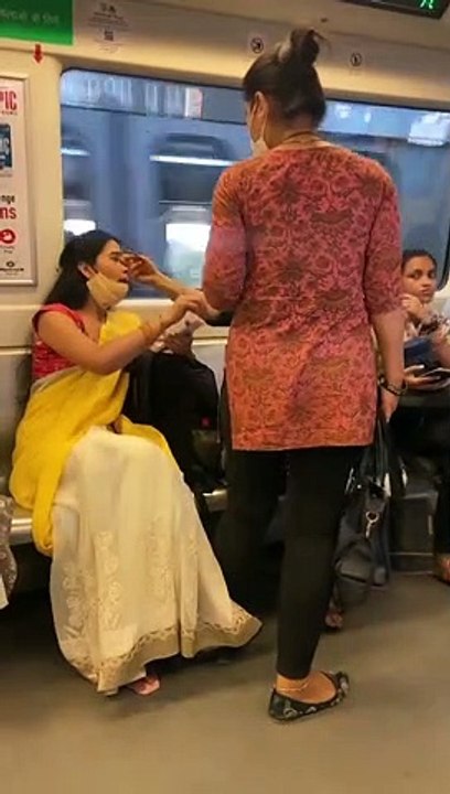Indian women fighting for Metro's seat....... - video Dailymotion