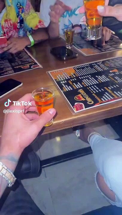 Ross María y Jlexispr brindan por la soltería - Vídeo Dailymotion