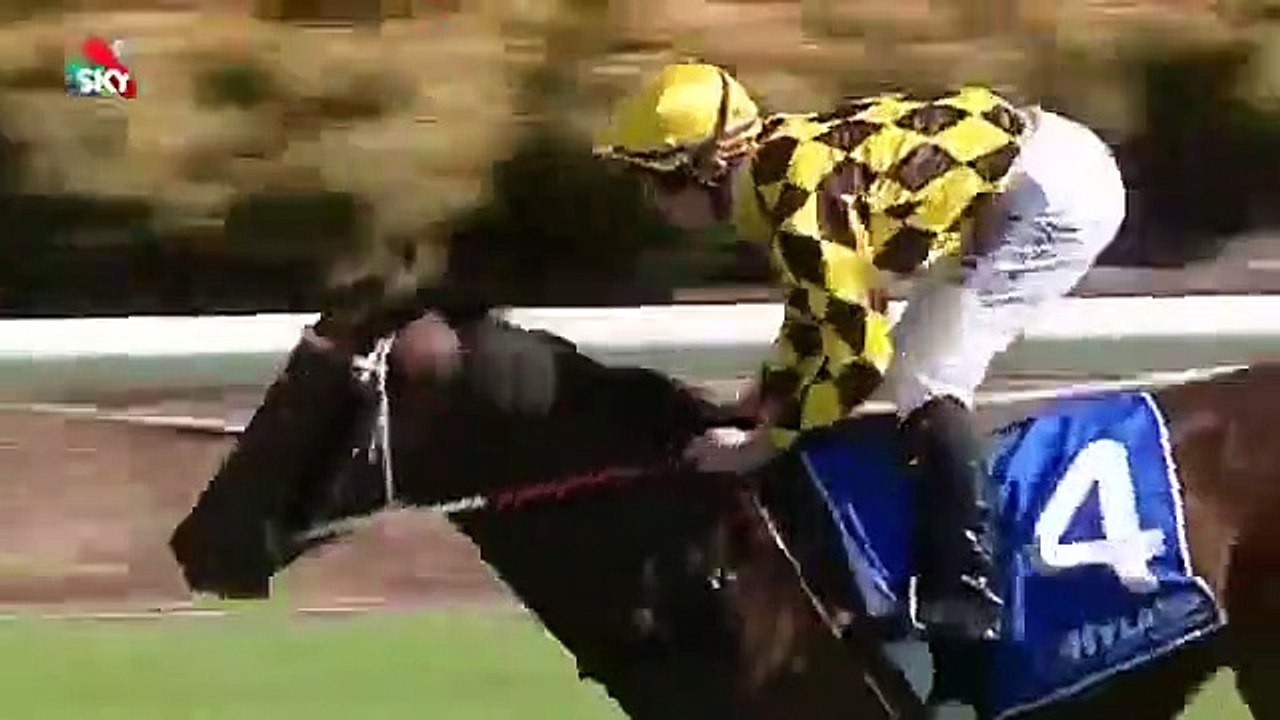 Insolite : un jockey perd son pantalon en pleine course - Vidéo Dailymotion