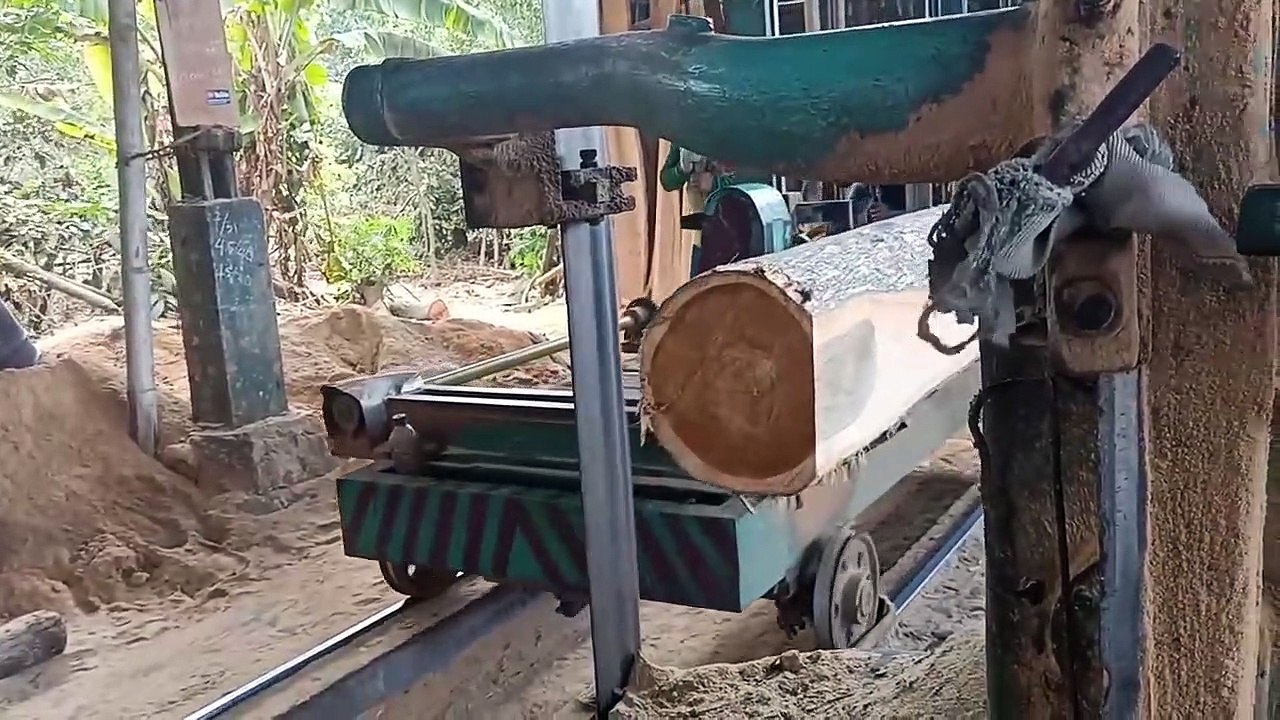 The process of sawing teak wood blocks in large quantities - video ...