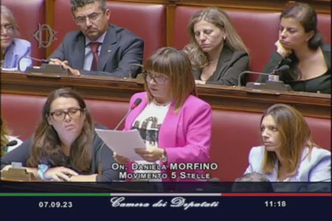 Violenza su donne, le lacrime della deputata M5S alla Camera - Video ...