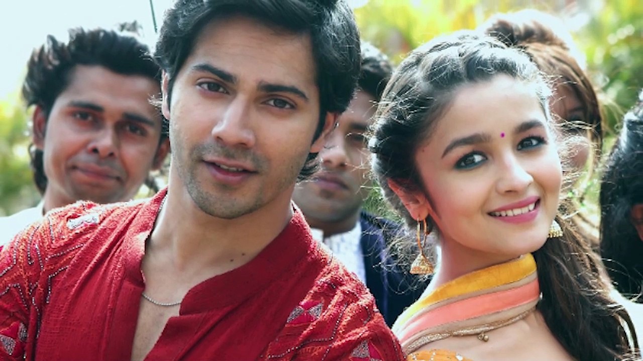 Varun Dhawan flaunts toned beach body - video Dailymotion