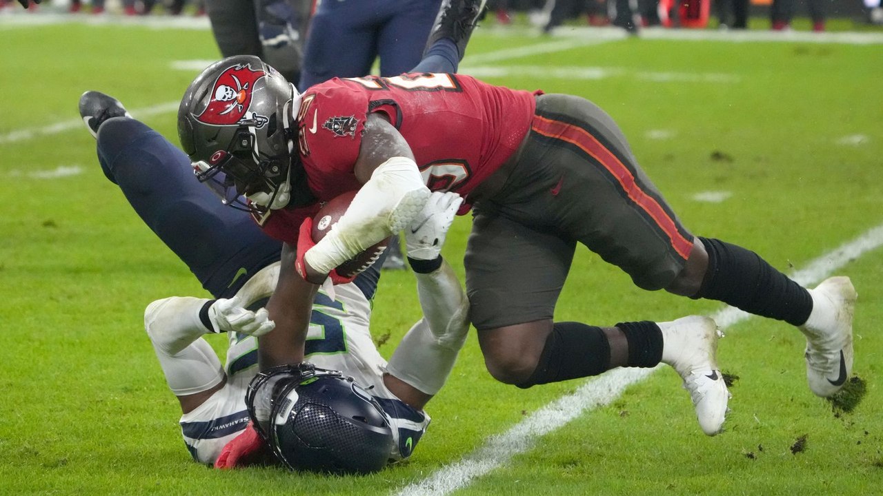 Rachaad White's Fantasy Value With An Over 2.5 Reception Prop - video ...