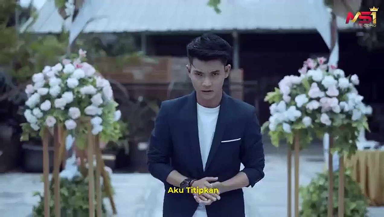 Tri Suaka - Aku Bukan Jodohnya (Official Music Video) - Video Dailymotion