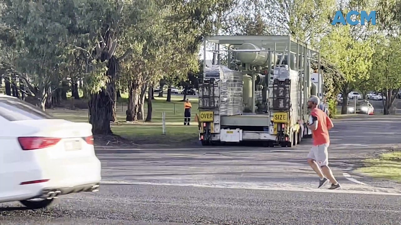 Truck stuck in Bathurst on the way to Simplot - video Dailymotion