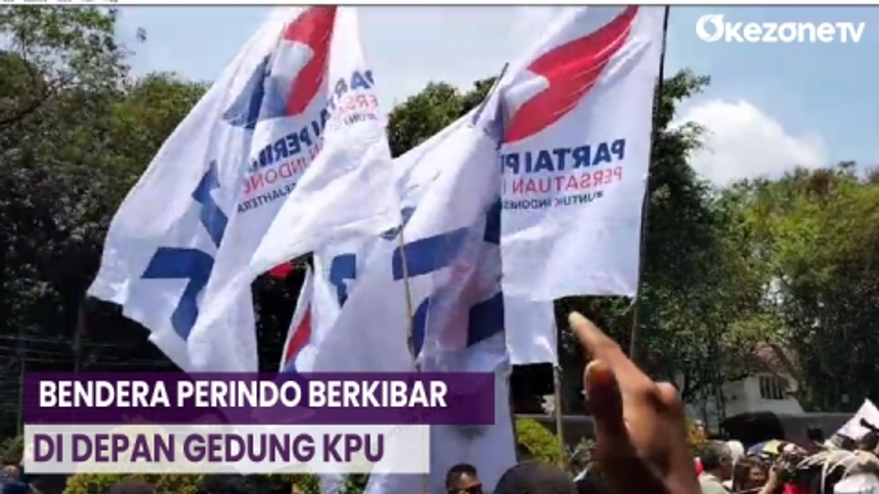 Sambut Ganjar-Mahfud MD, Bendera Perindo Berkibar di Depan Gedung KPU ...