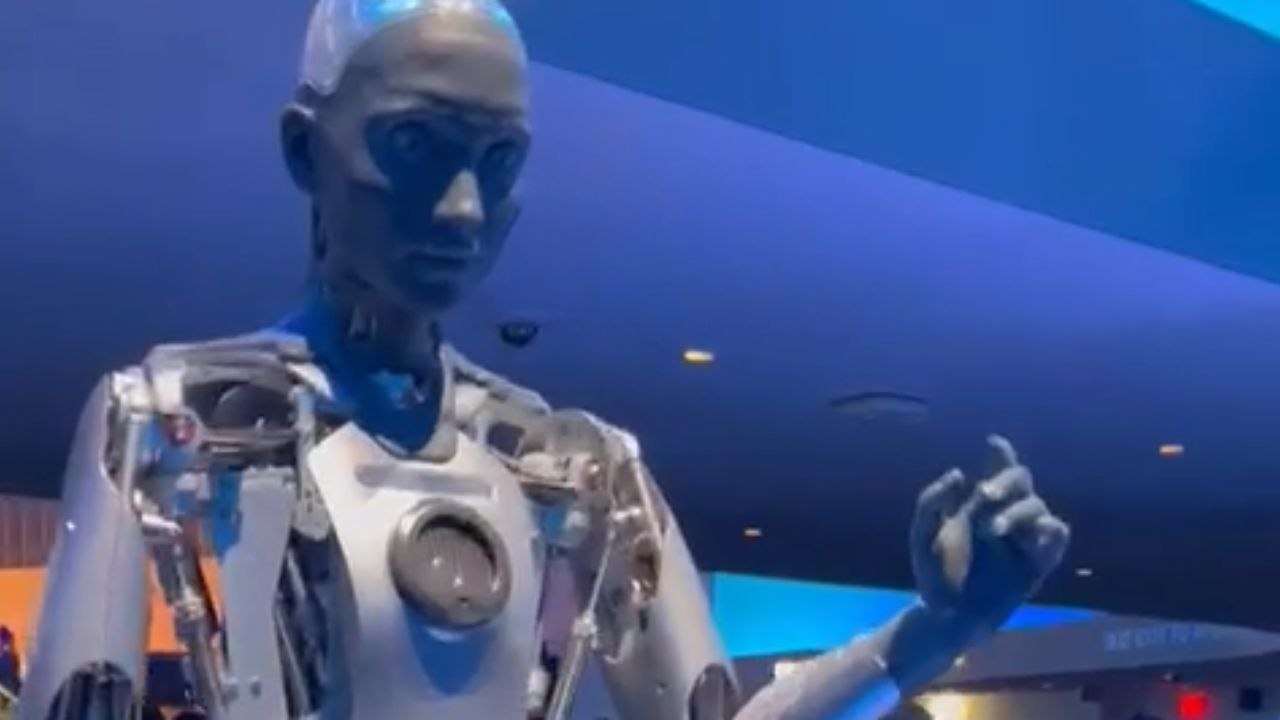 Meet Aura, the super-friendly robot tasked with delighting visitors in ...