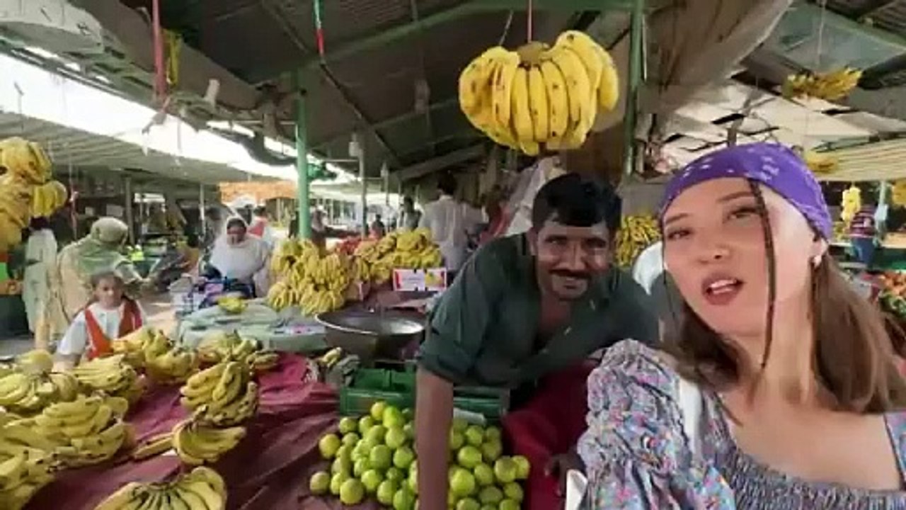 Beautifull girl in Islamabad fruit market/pakistani hand maked things ...