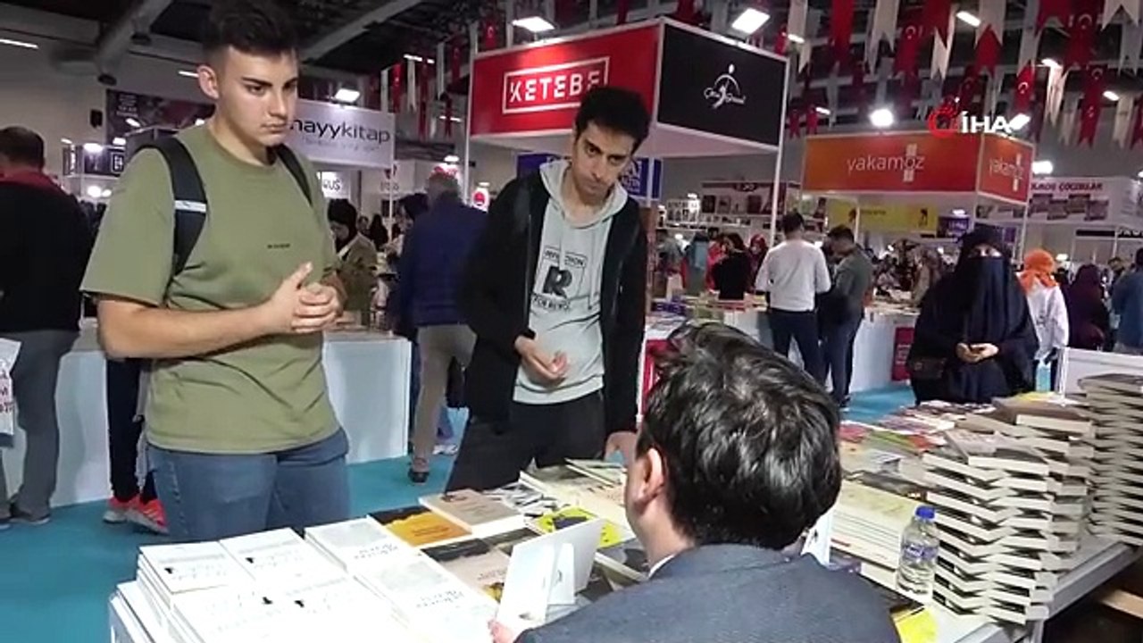 Kaymakam Yunus Emre Vural, Elazığ Kitap Fuarı'na yazar olarak katıldı ...