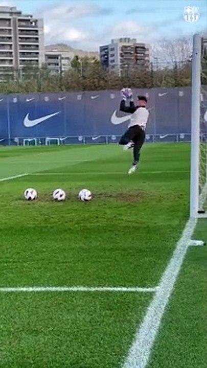Los paradones de Ter Stegen en el entrenamiento del Barça - Vídeo ...