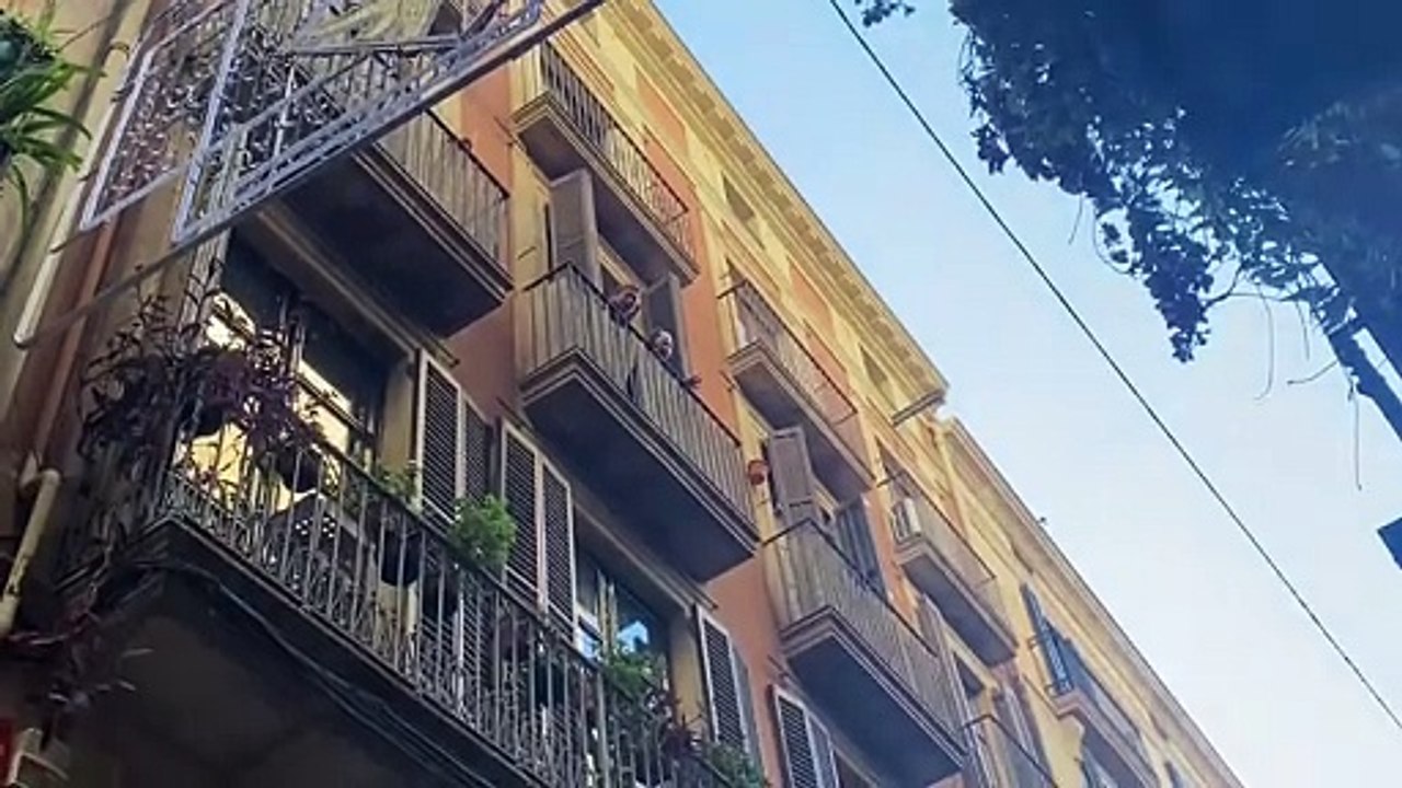 Aturen el desnonament de la veïna del Gòtic - video Dailymotion