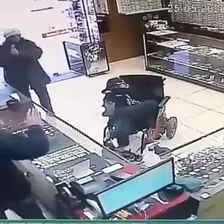 Hombre sin manos apunta con pistola a clientes y asalta joyería ...