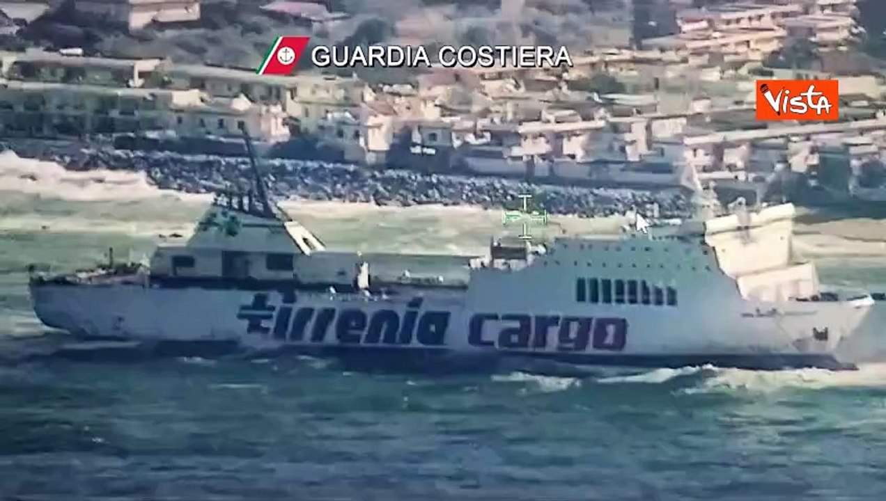 Motonave arenata sulle coste siciliane, la Guardia Costiera all'opera ...