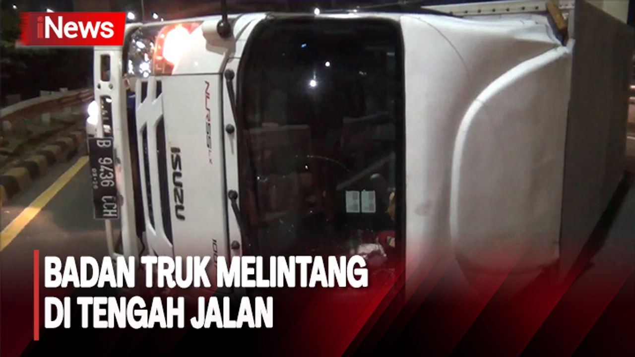 Mobil Boks Angkut Sayur Terguling di Jalan Tol Dalam Kota Picu ...