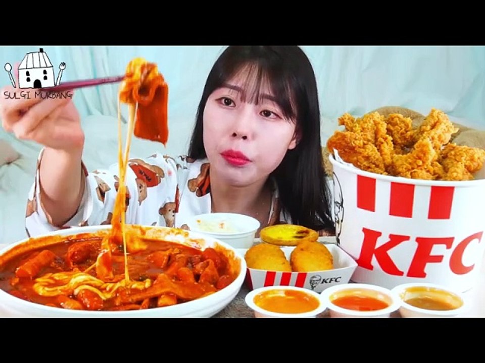 ASMR MUKBANG| 'Squid game' Dalgona, Tteokbokki, KFC Black Label Chicken, Mac n cheese ball ...