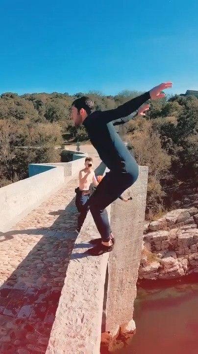 Guy Jumps Off Bridge and Backflips to Dive Into Water - video Dailymotion