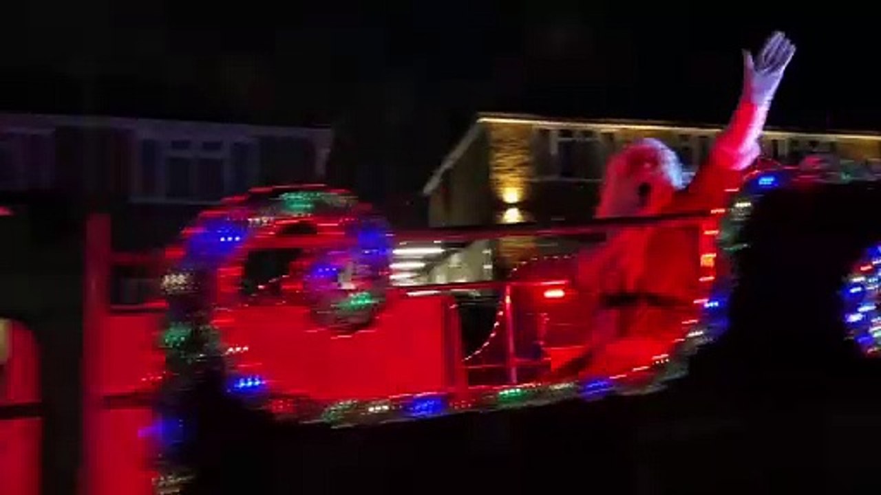 Santa's Sleigh visits Folly Hill on 2023 tour of Farnham - video ...