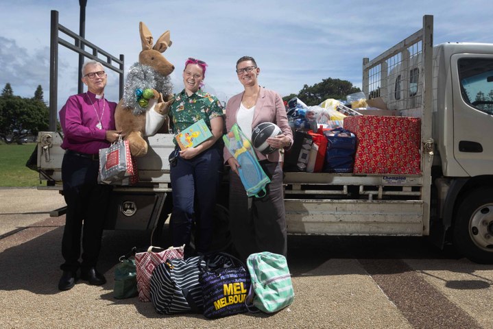 WATCH: Samaritans begin bump-in ahead of the charity’s iconic Christmas ...