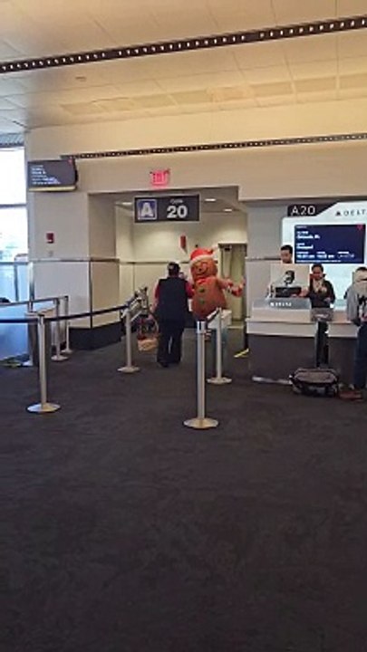 Gingerbread Man Spreads Christmas Cheer In The Airport - video Dailymotion