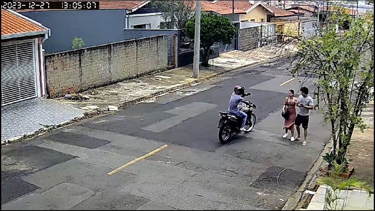 Câmera de segurança flagra casal sendo assaltado no meio da rua em ...