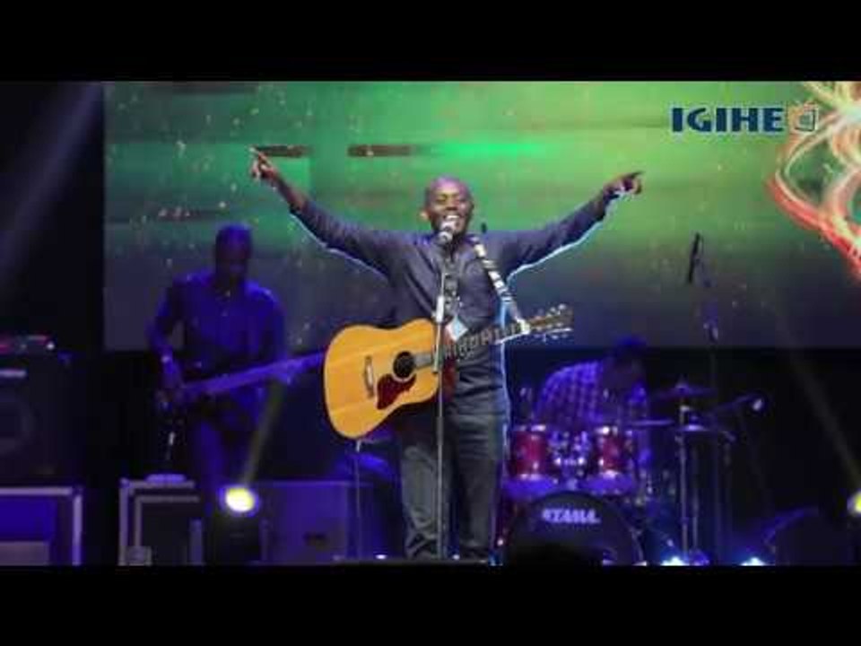 Simon Kabera yatunguranye mu gitaramo cya Pasika yaririmbyemo indirimbo ...