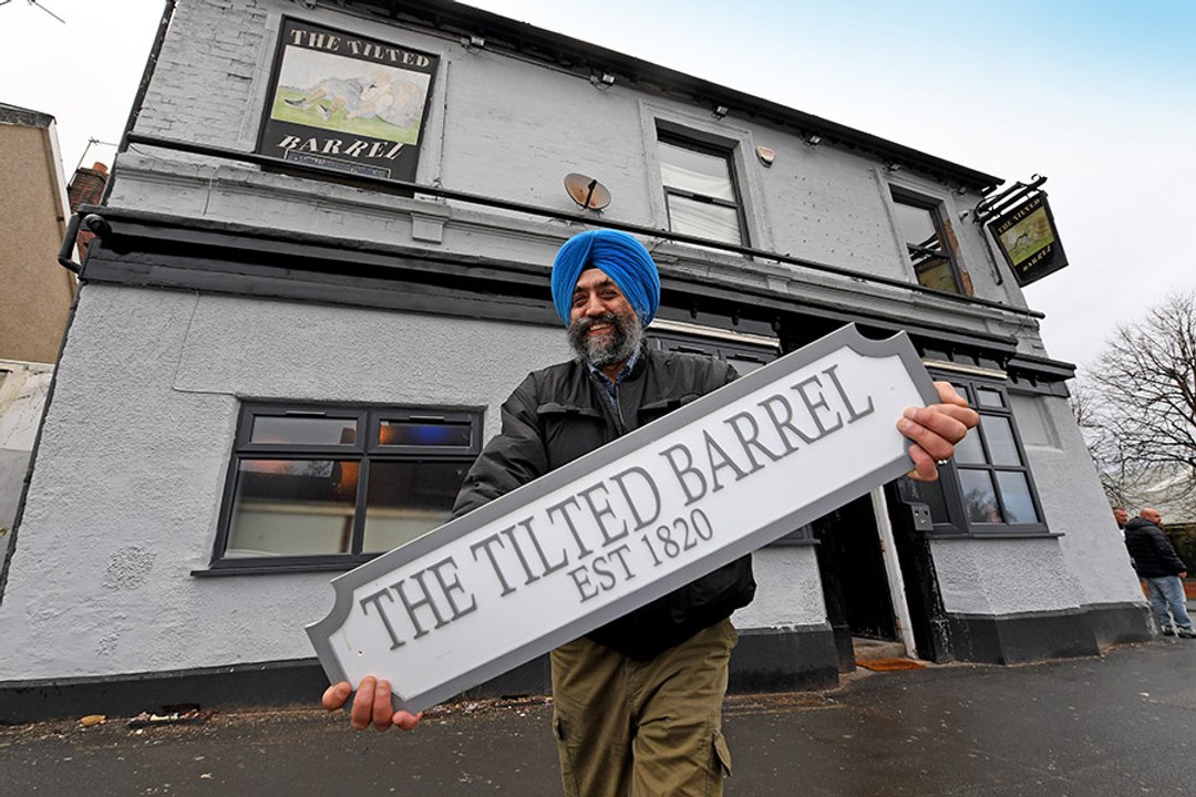 A walk-through the newly re-opened Tilted Barrel pub, Tipton. - video ...