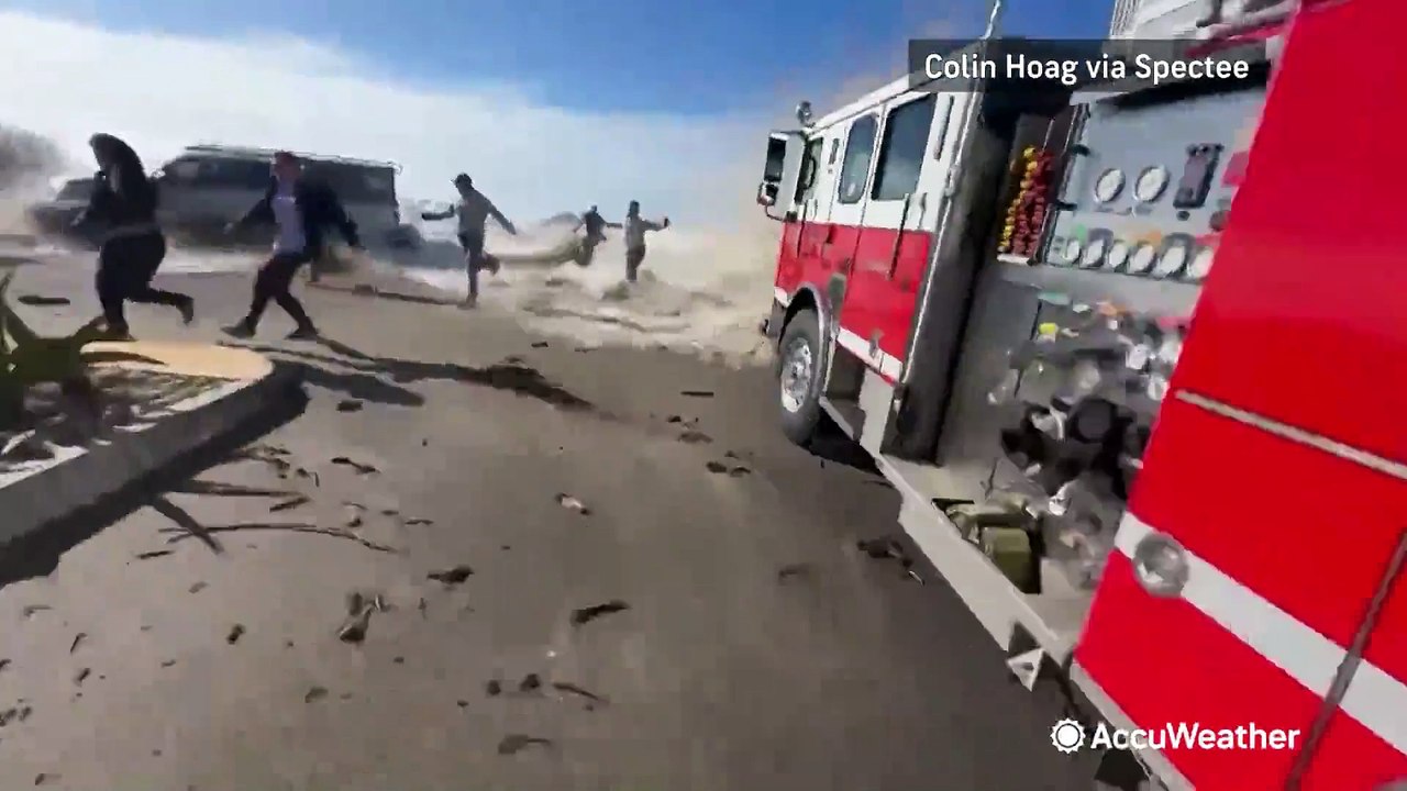 Beachgoers flee powerful wave slamming California coast - video Dailymotion