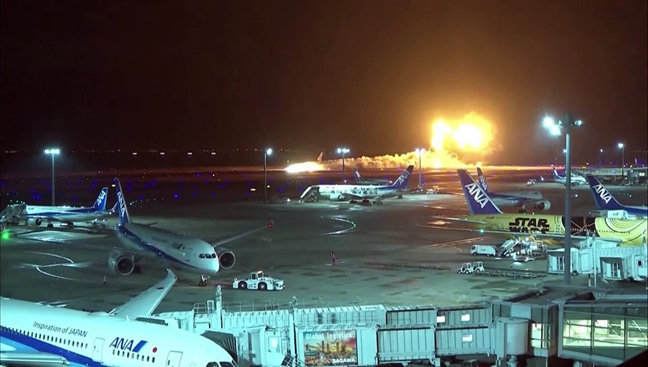 El momento en que un avión se incendia en Tokio - Vídeo Dailymotion