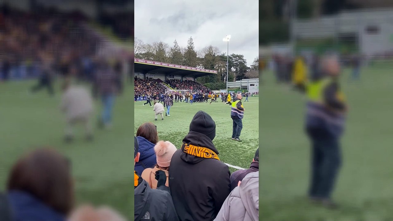 There was a pitch invasion at the end of the match - video Dailymotion